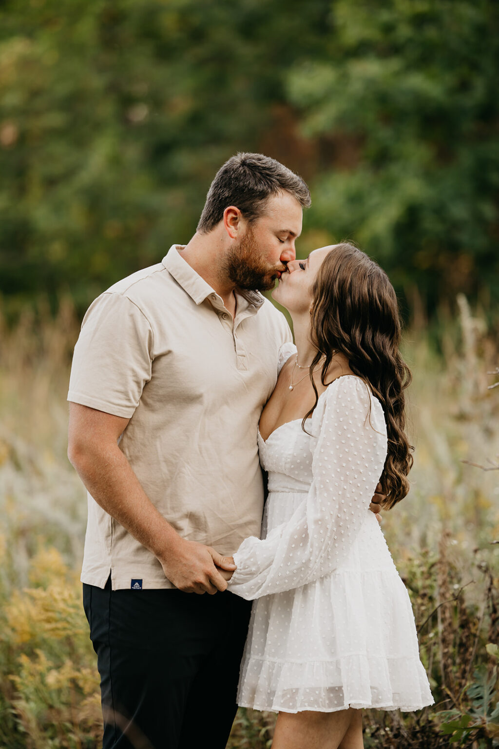 Engagement Photos vs. Wedding Photos: Which One is Right for You?